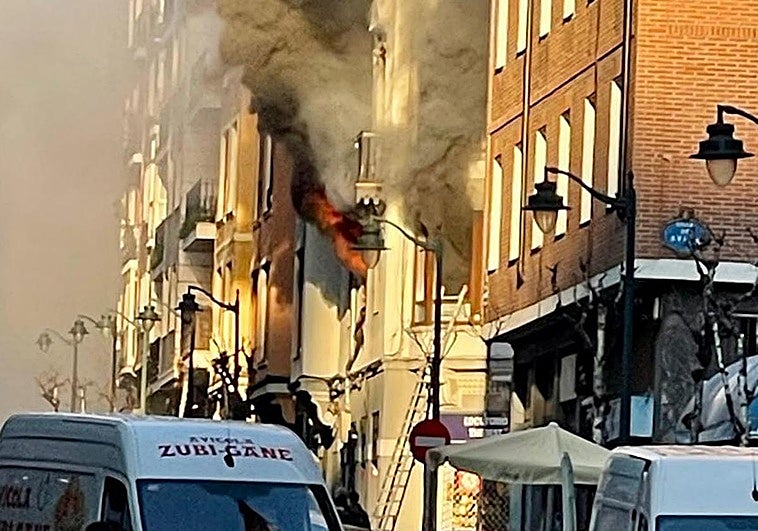 Una mujer fallece y su marido resulta herido grave en el incendio de un piso en Bilbao | El Correo